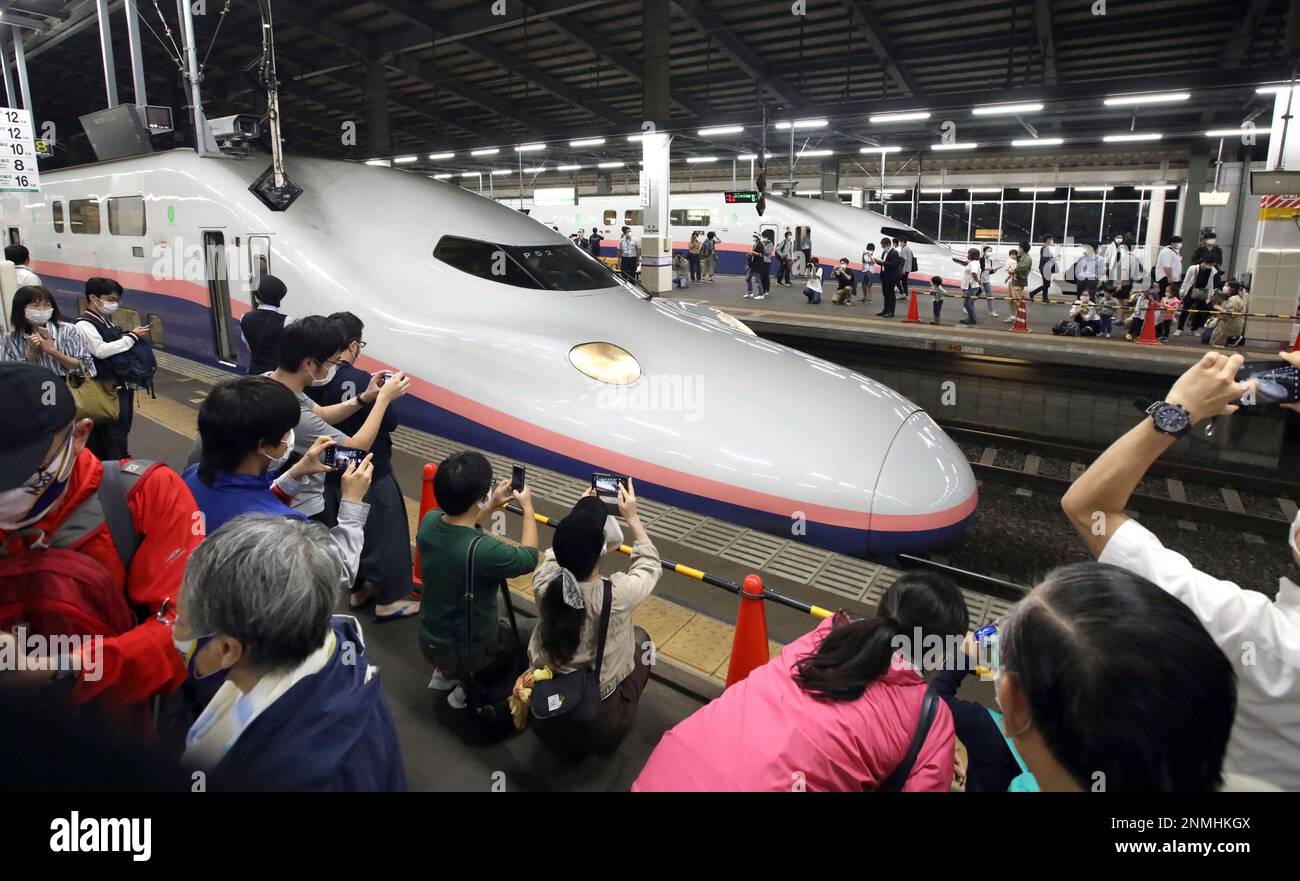 A large number of trainspotters take pictures of E4 Series Shinkansen ...