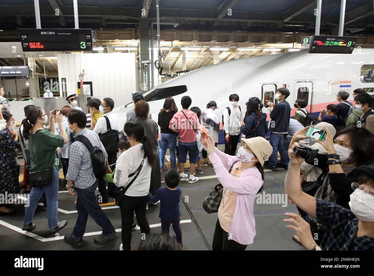 A large number of trainspotters take pictures of E4 Series Shinkansen ...
