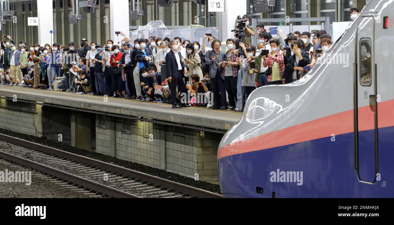 A large number of trainspotters take pictures of E4 Series Shinkansen ...