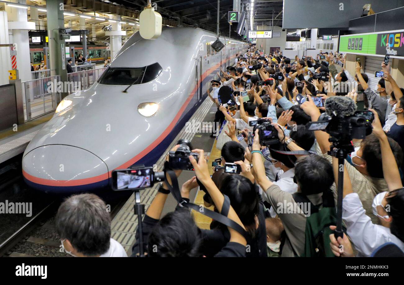 A large number of trainspotters take pictures of E4 Series Shinkansen ...