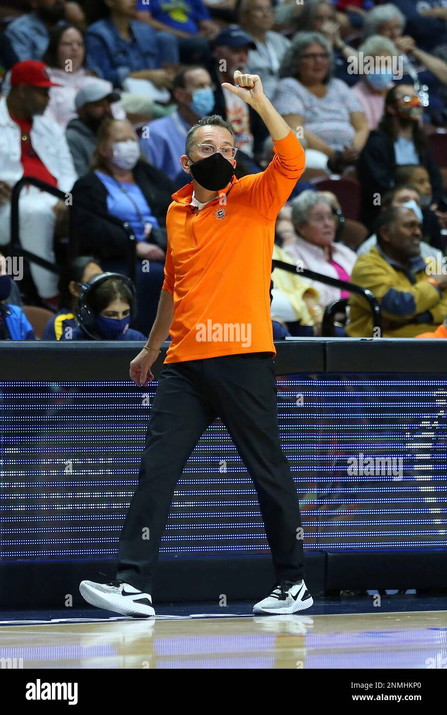 UNCASVILLE, CT - SEPTEMBER 30: Connecticut Sun head coach Curt Miller ...