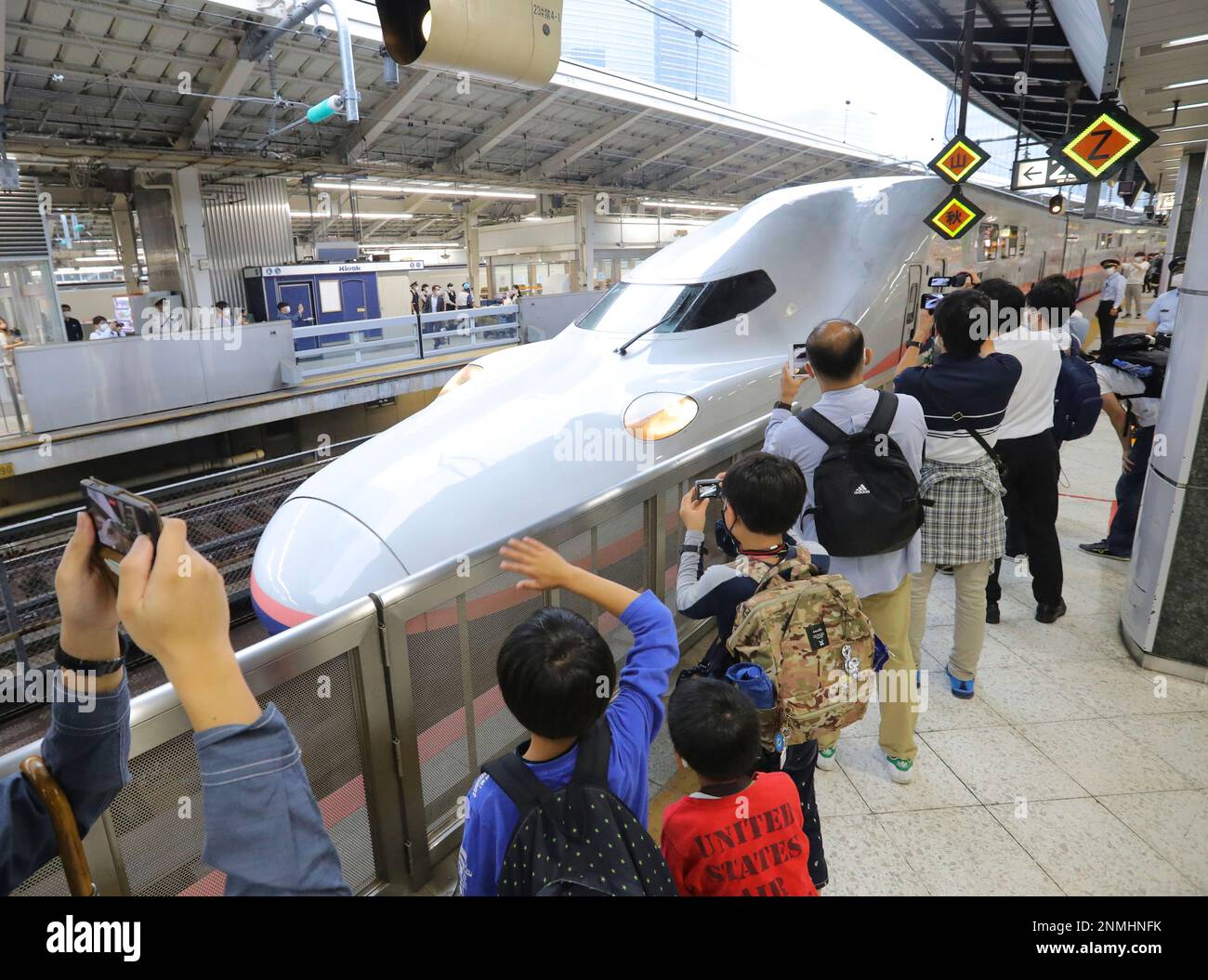 Many people take pictures of E4 Series Shinkansen bullet train at Tokyo ...