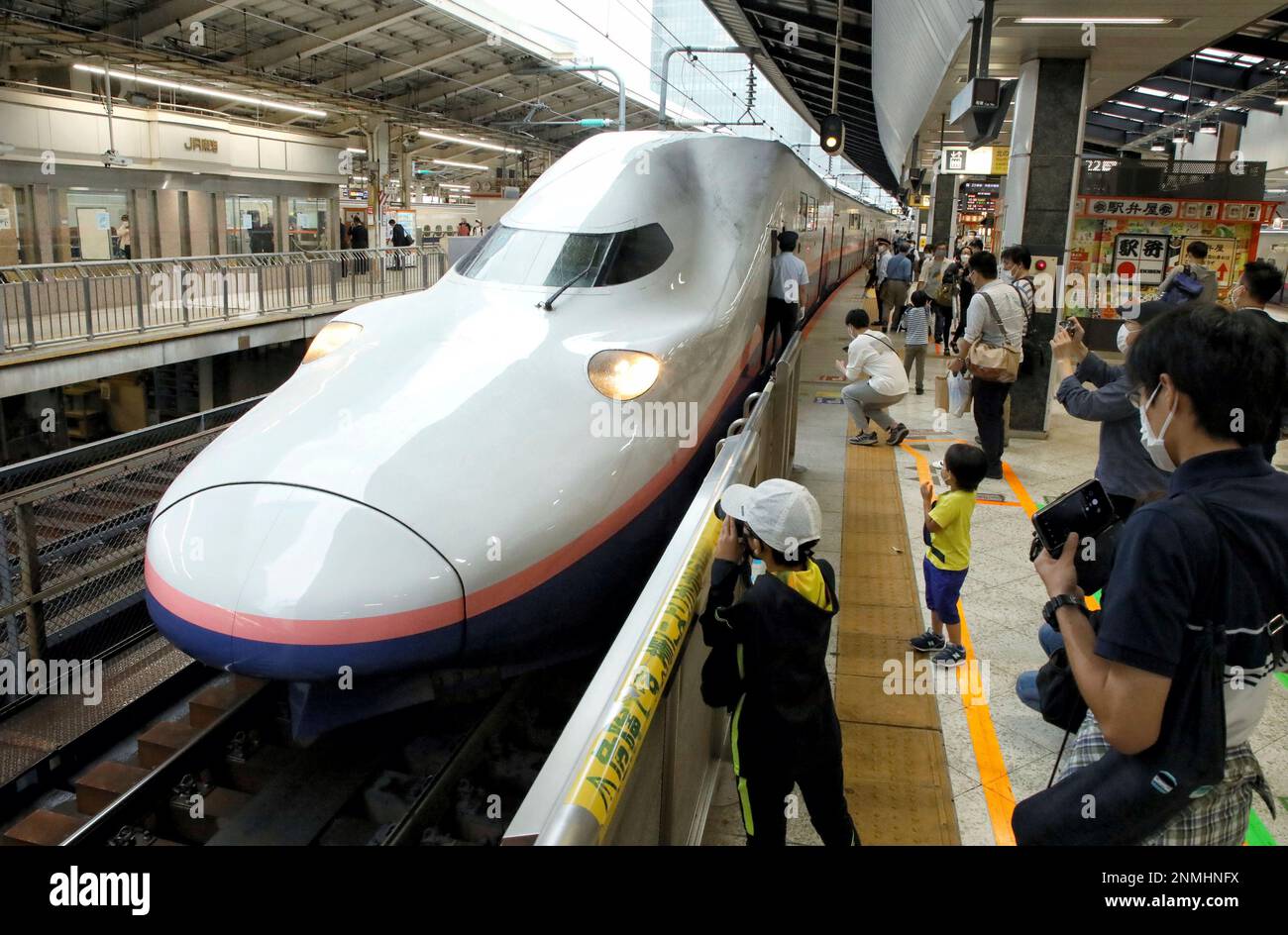 Many people take pictures of E4 Series Shinkansen bullet train at Tokyo ...