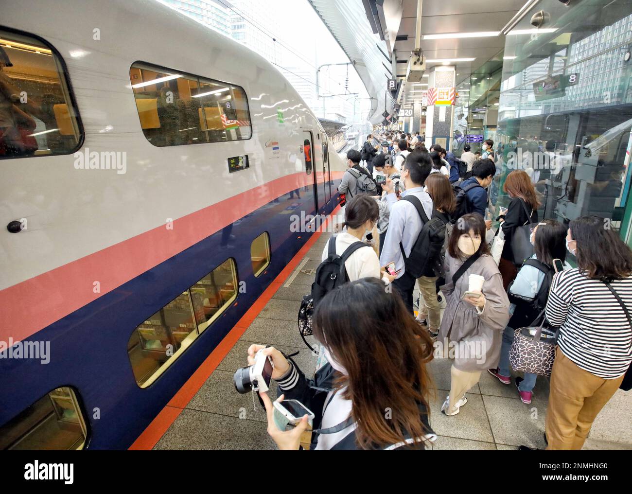 Many people take pictures of E4 Series Shinkansen bullet train at Tokyo ...