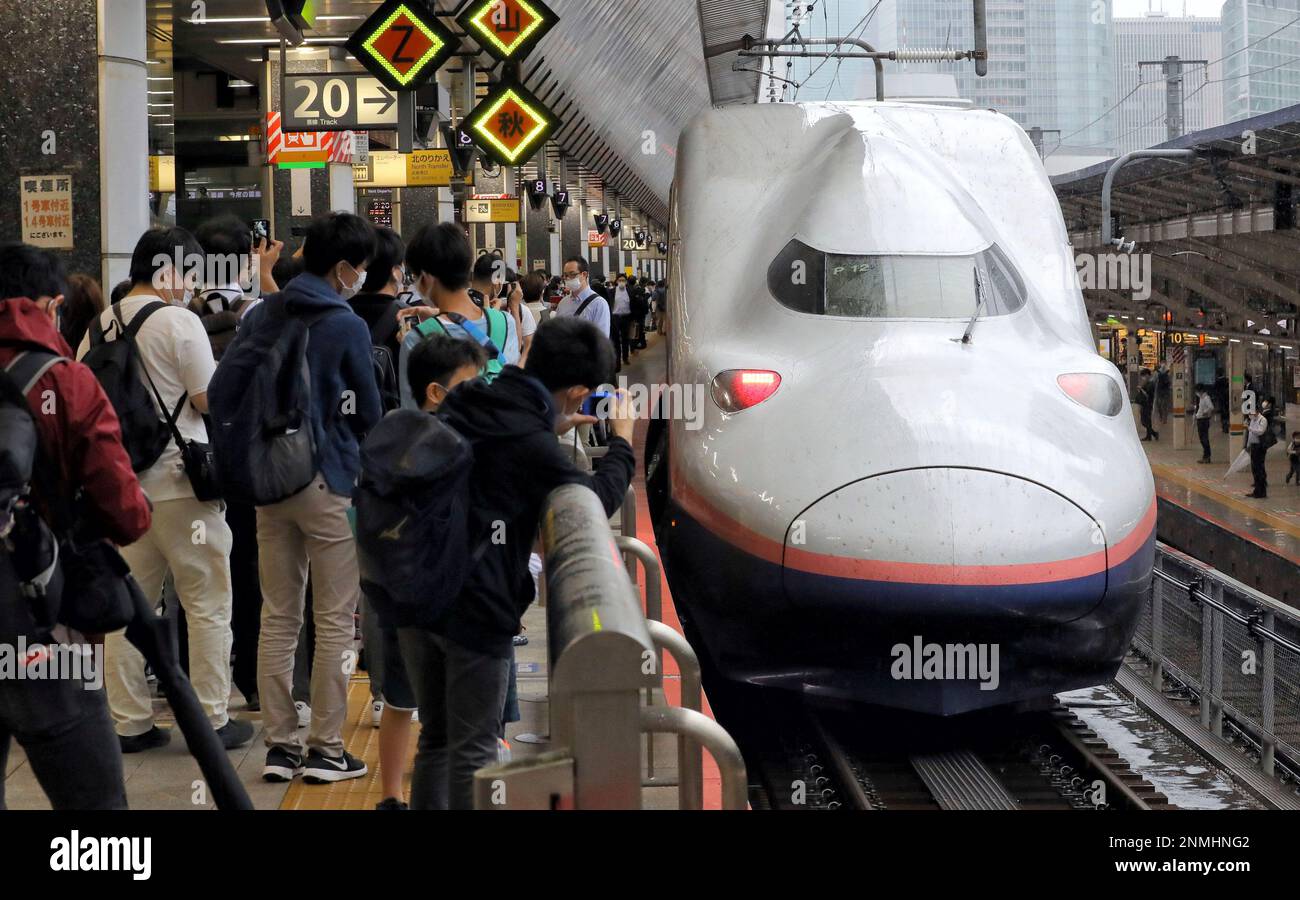 Many people take pictures of E4 Series Shinkansen bullet train at Tokyo ...