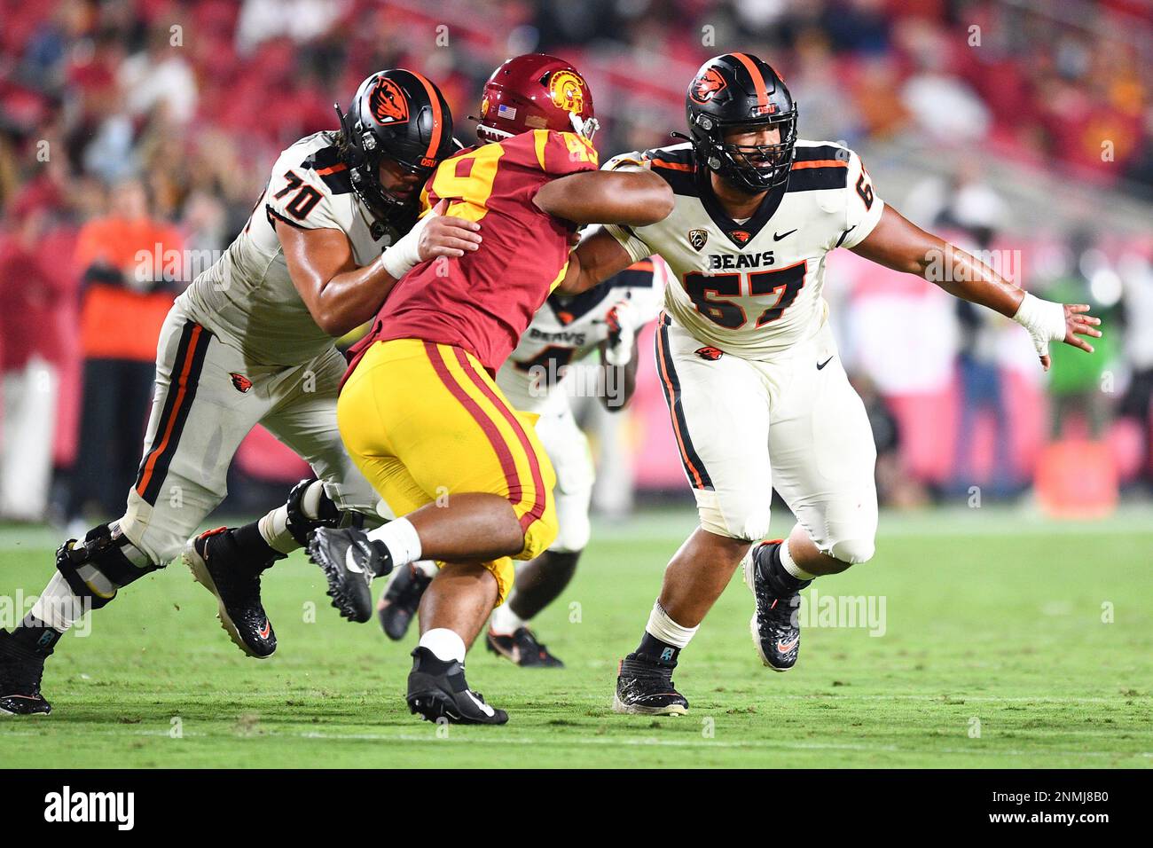 LOS ANGELES, CA - SEPTEMBER 25: Oregon State Beavers offensive lineman ...