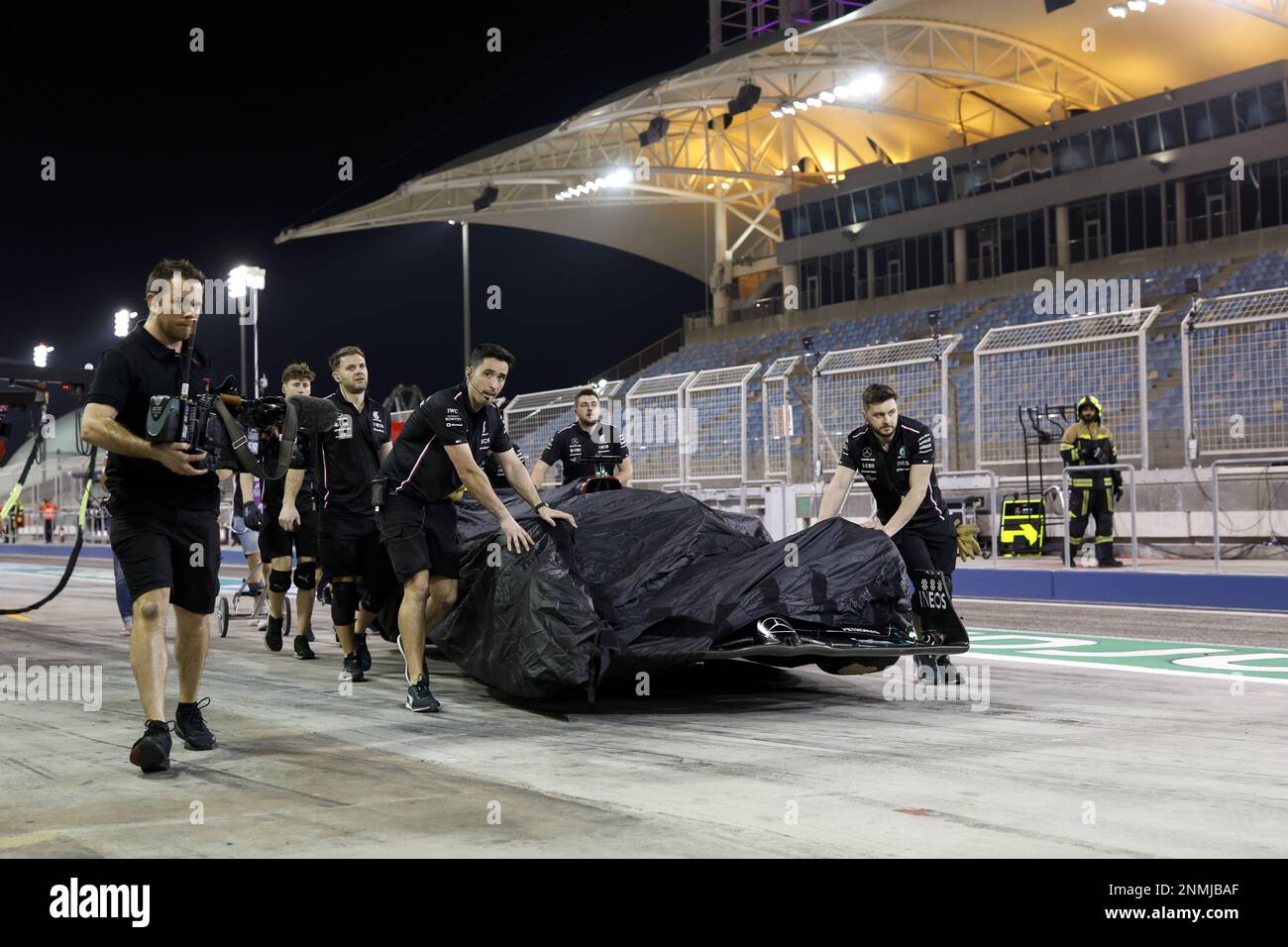 63 RUSSELL George (gbr), Mercedes AMG F1 Team W14, pushed by the ...