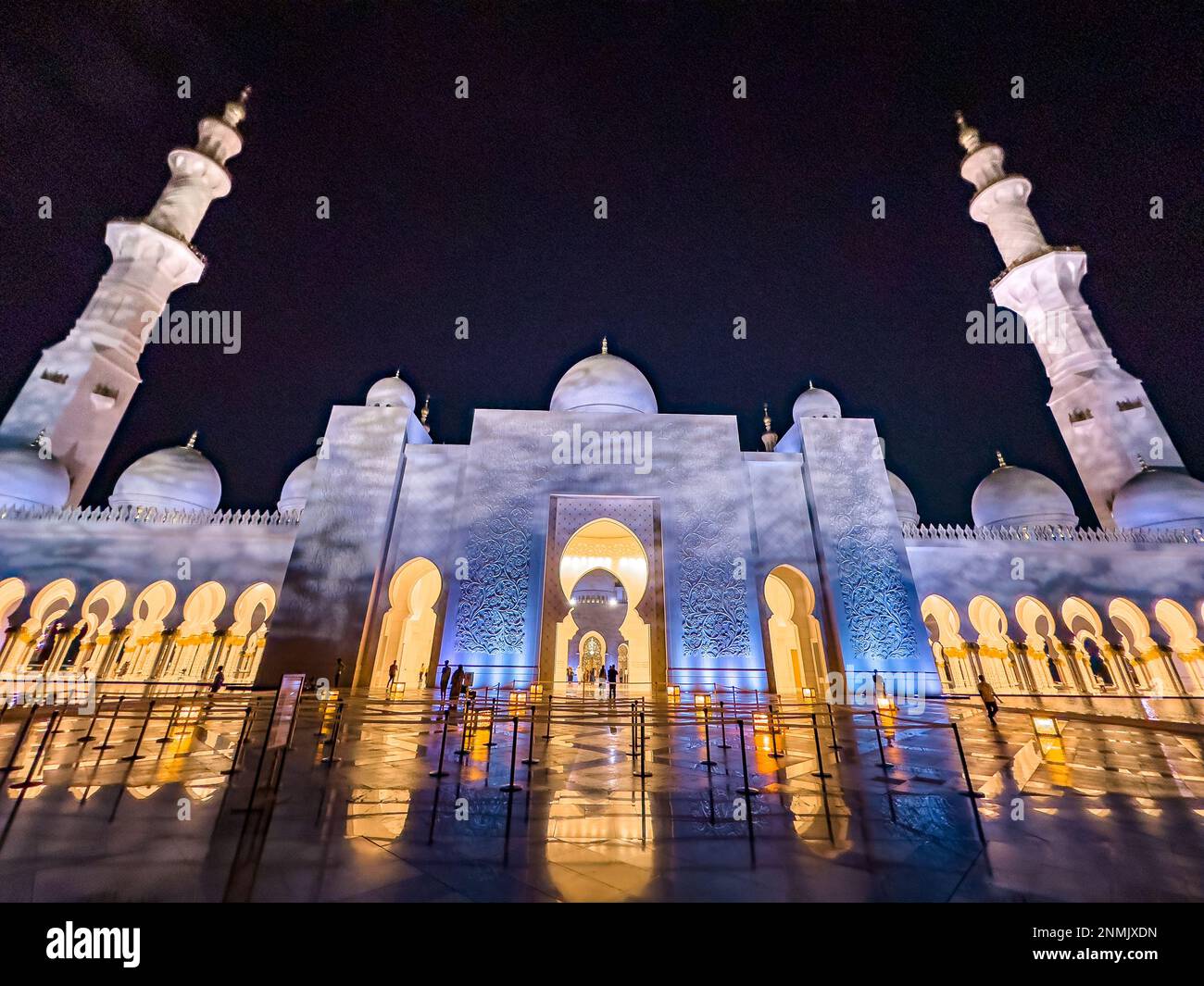 The Sheikh Zayed Grand Mosque at night, in Abu Dhabi, United Arab ...