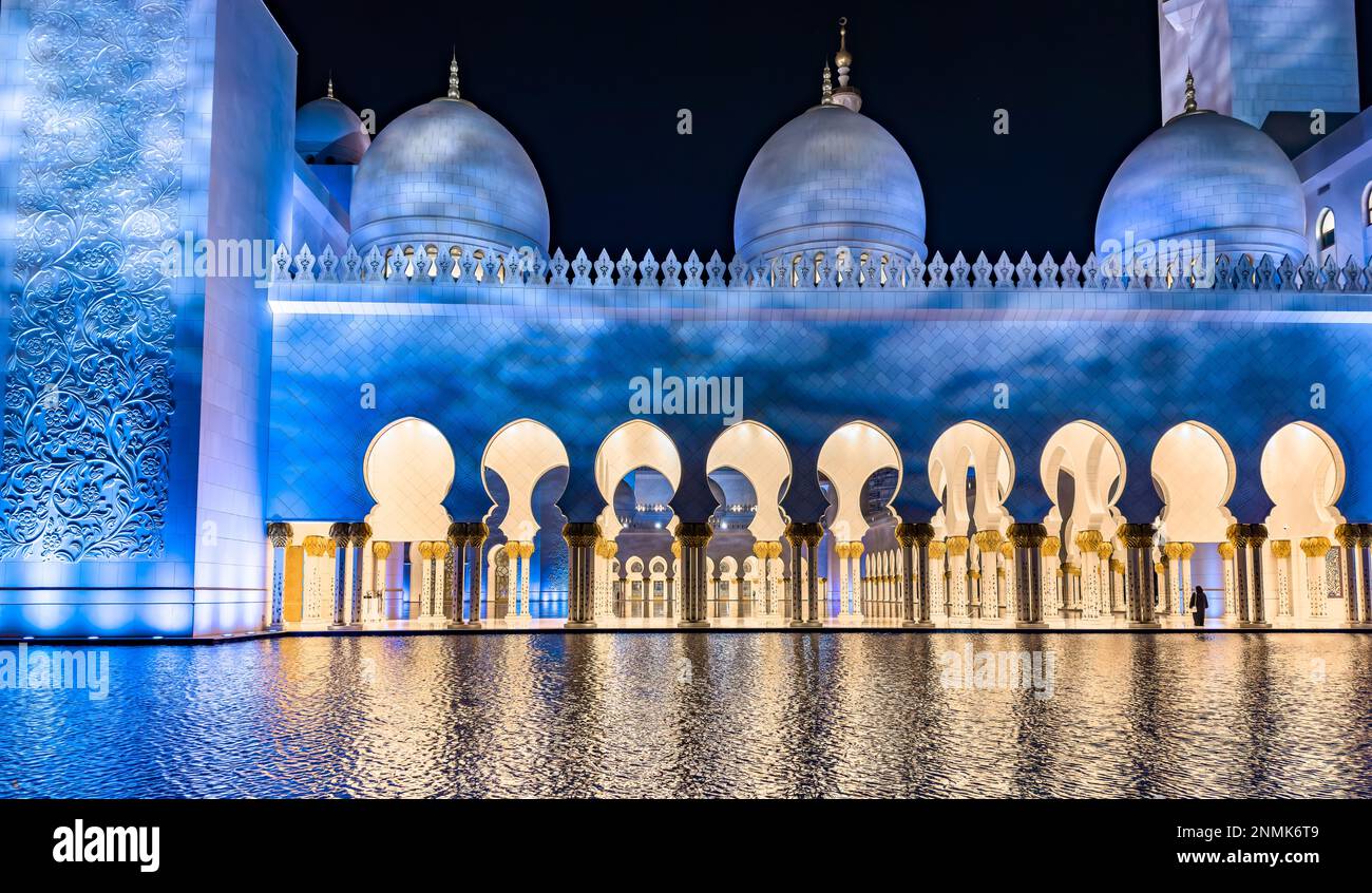 The Sheikh Zayed Grand Mosque at night, in Abu Dhabi, United Arab ...