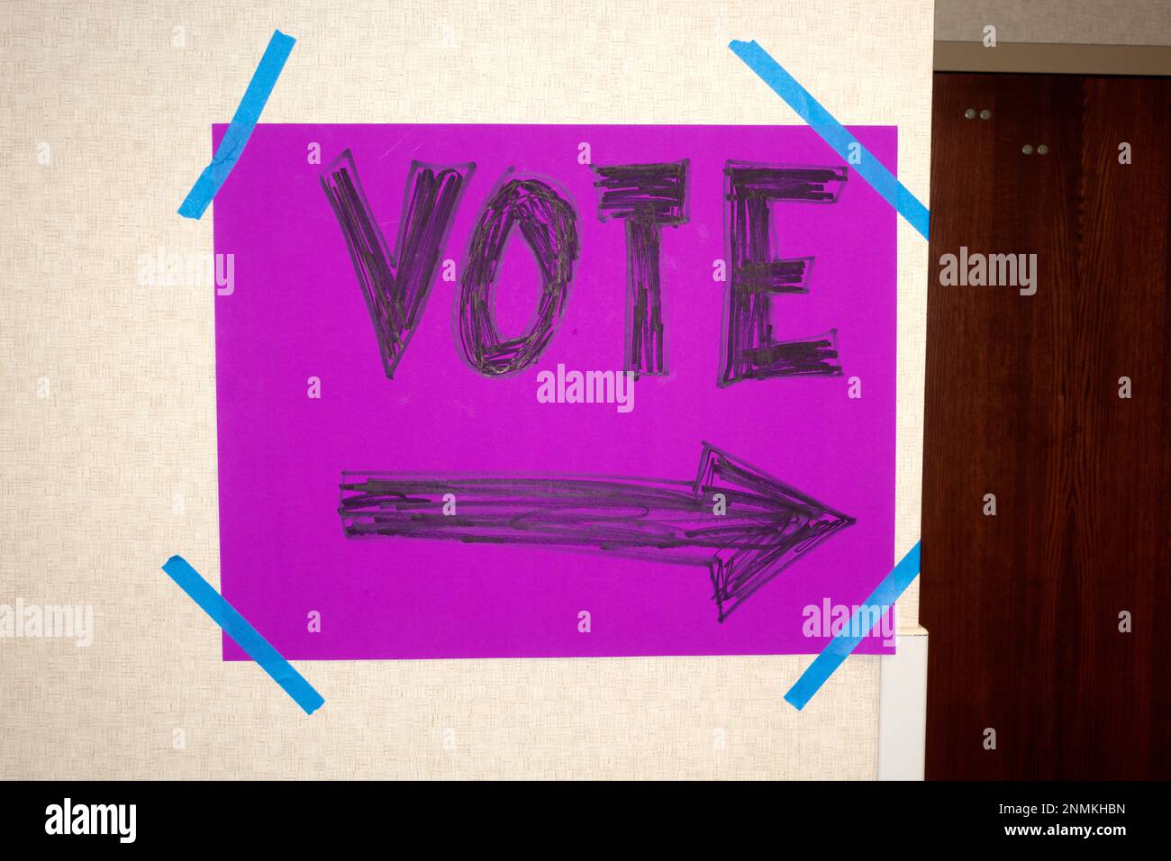 Informational arrow sign directing voters to the polling place. St Paul ...