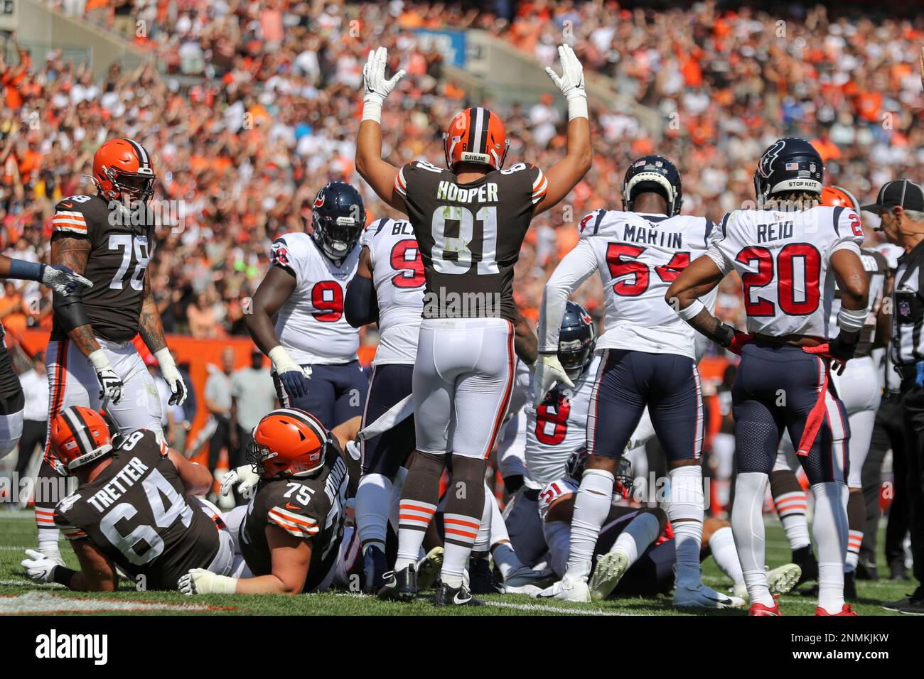 CLEVELAND, OH - SEPTEMBER 19: Cleveland Browns tight end Austin Hooper ...