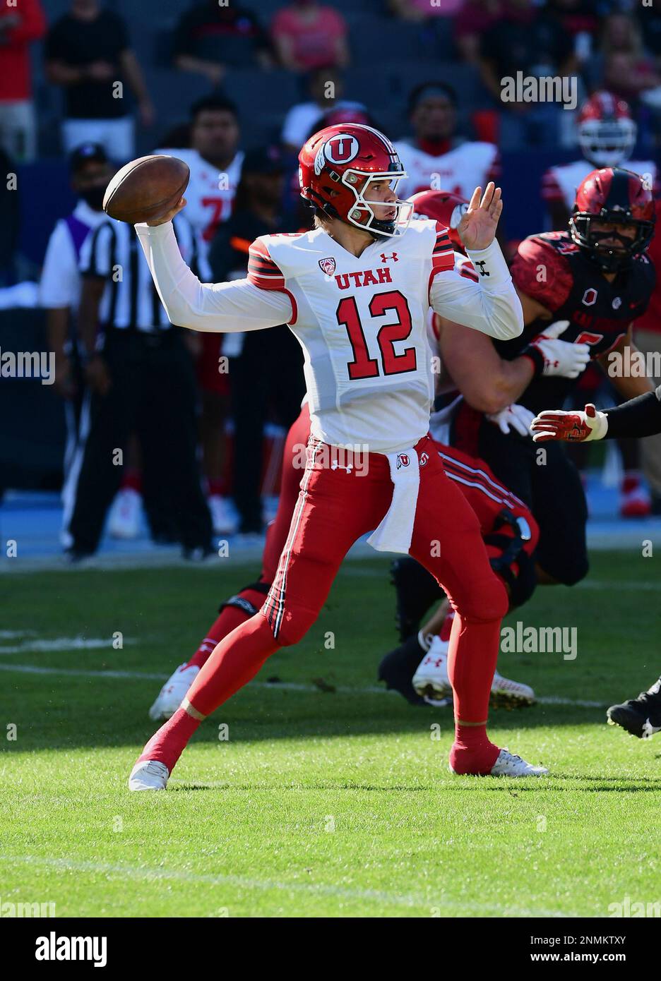 LOS ANGELES, CA - SEPTEMBER 18: Utah Utes quarterback Charlie Brewer ...