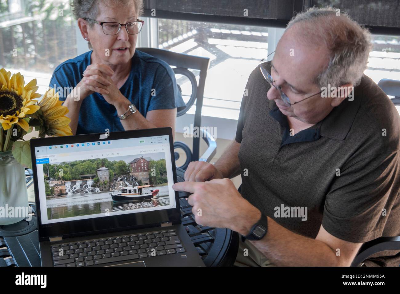 Gainesville, Ga. residents Brian Chopin and Karen Silverhorn look at ...