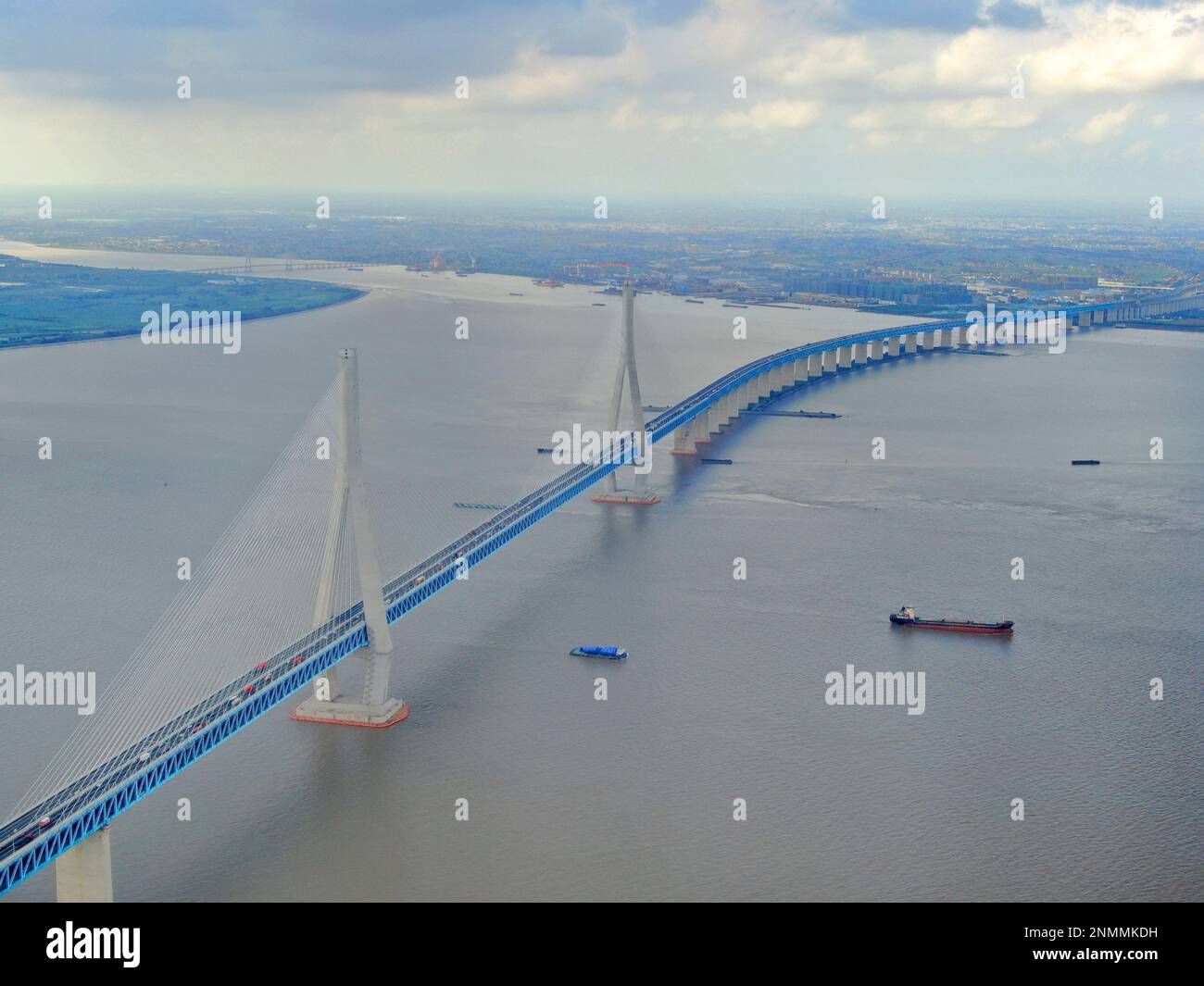 An aerial view of the 11.1-km-long Hutong Yangtze River Bridge ...