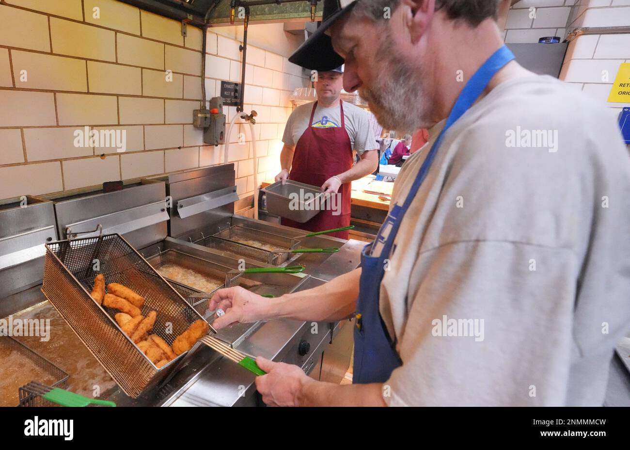St. Louis, United States. 24th Feb, 2023. A cook checks the temperature ...