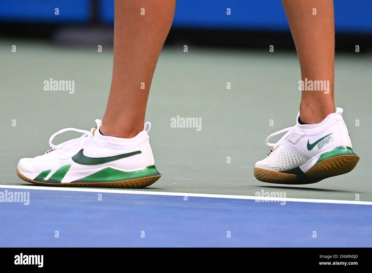 The sneakers worn by Emma Raducanu during the Women's Singles ...