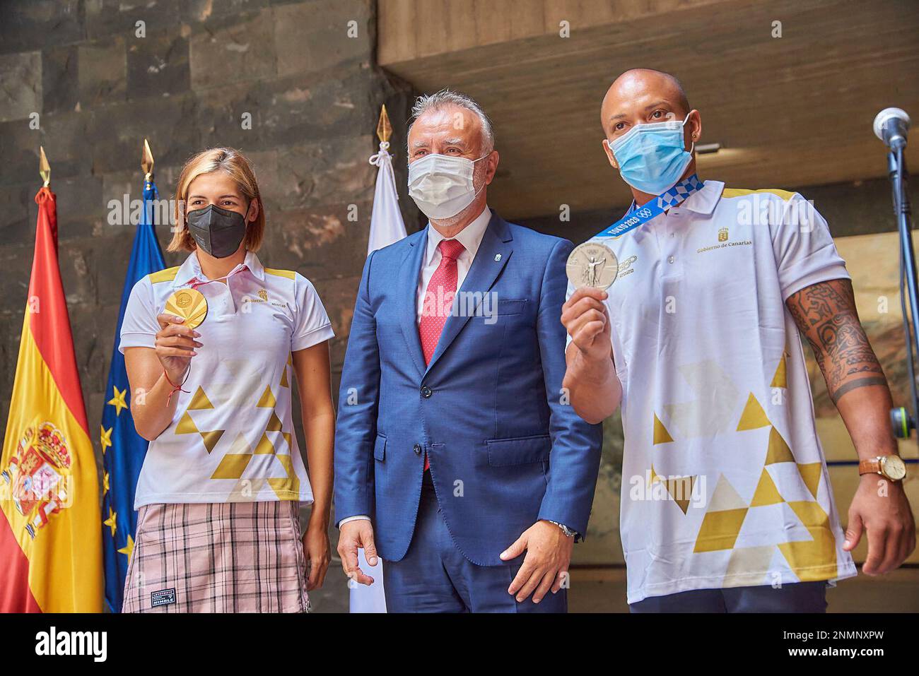 The President of the Canary Islands, Ángel Víctor Torres (2l), poses during a reception at the ...