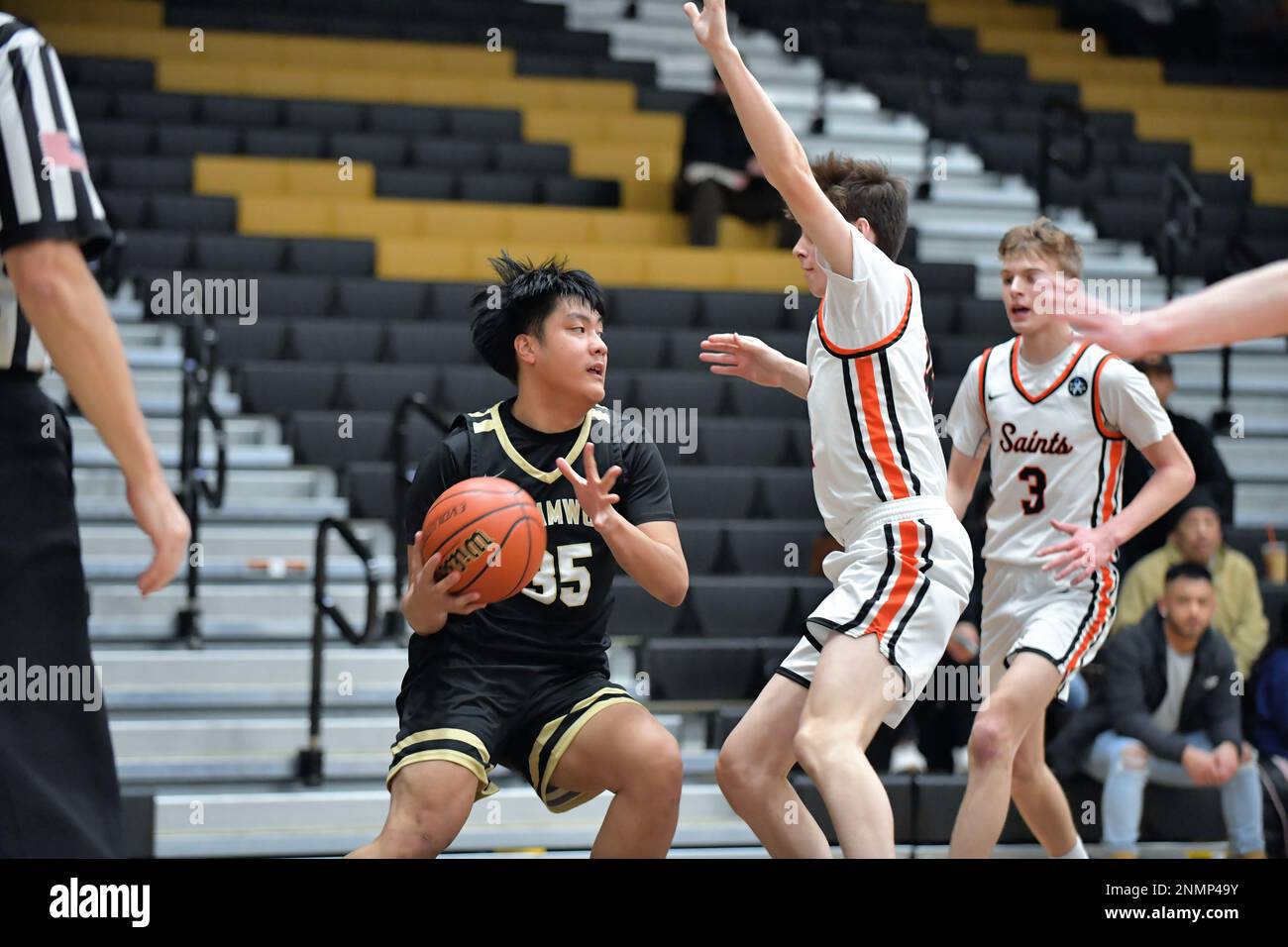 Teen boys playing basketball hi-res stock photography and images - Alamy