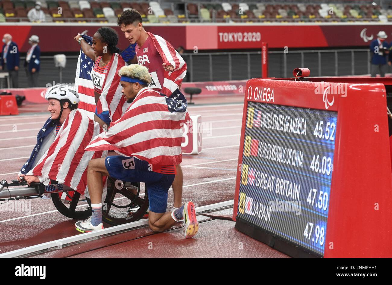 USA's athletes celebrate after winning the 4 x 100m Universal Relay ...