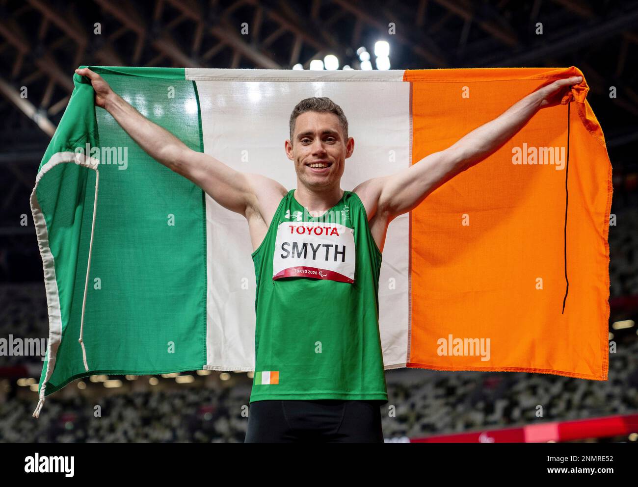 Jason Smyth of Israel celebrates winning the gold medal in the men's ...