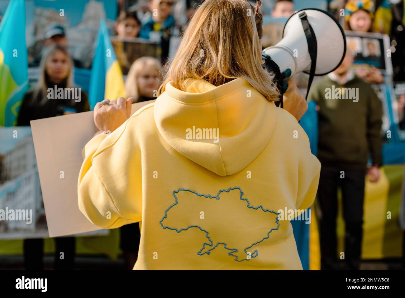 Megaphone woman scale hi-res stock photography and images - Alamy
