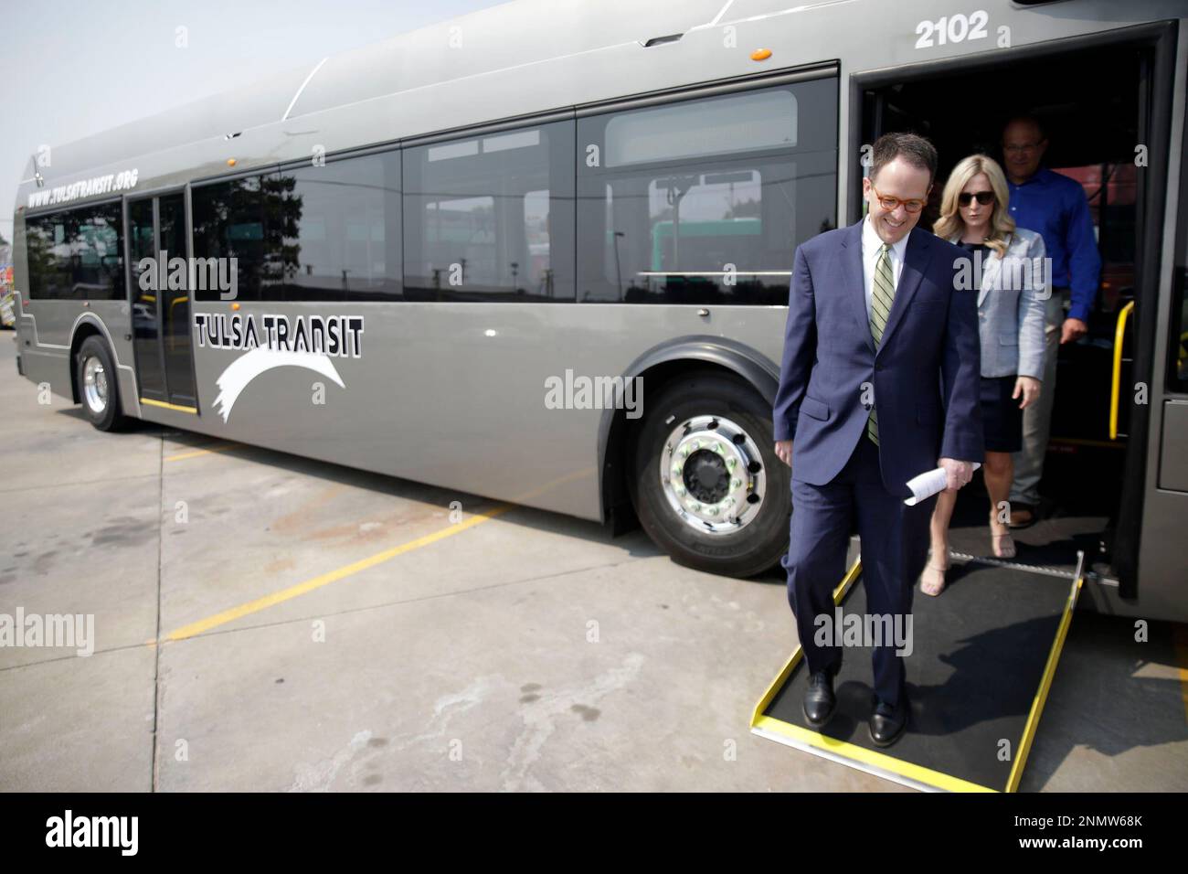 Tulsa Mayor G.T. Bynum views a new electric bus before a news ...