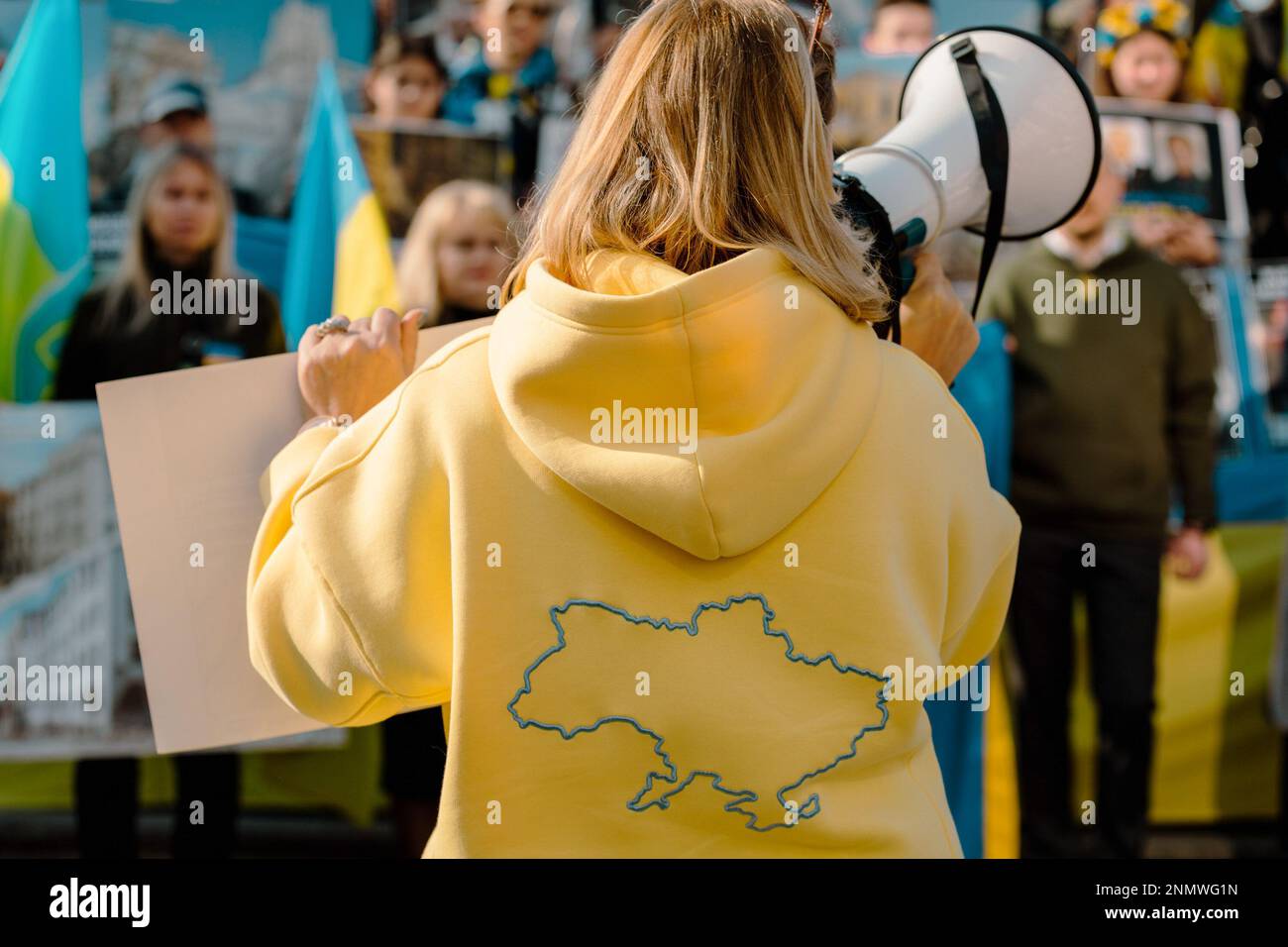 Megaphone woman scale hi-res stock photography and images - Alamy