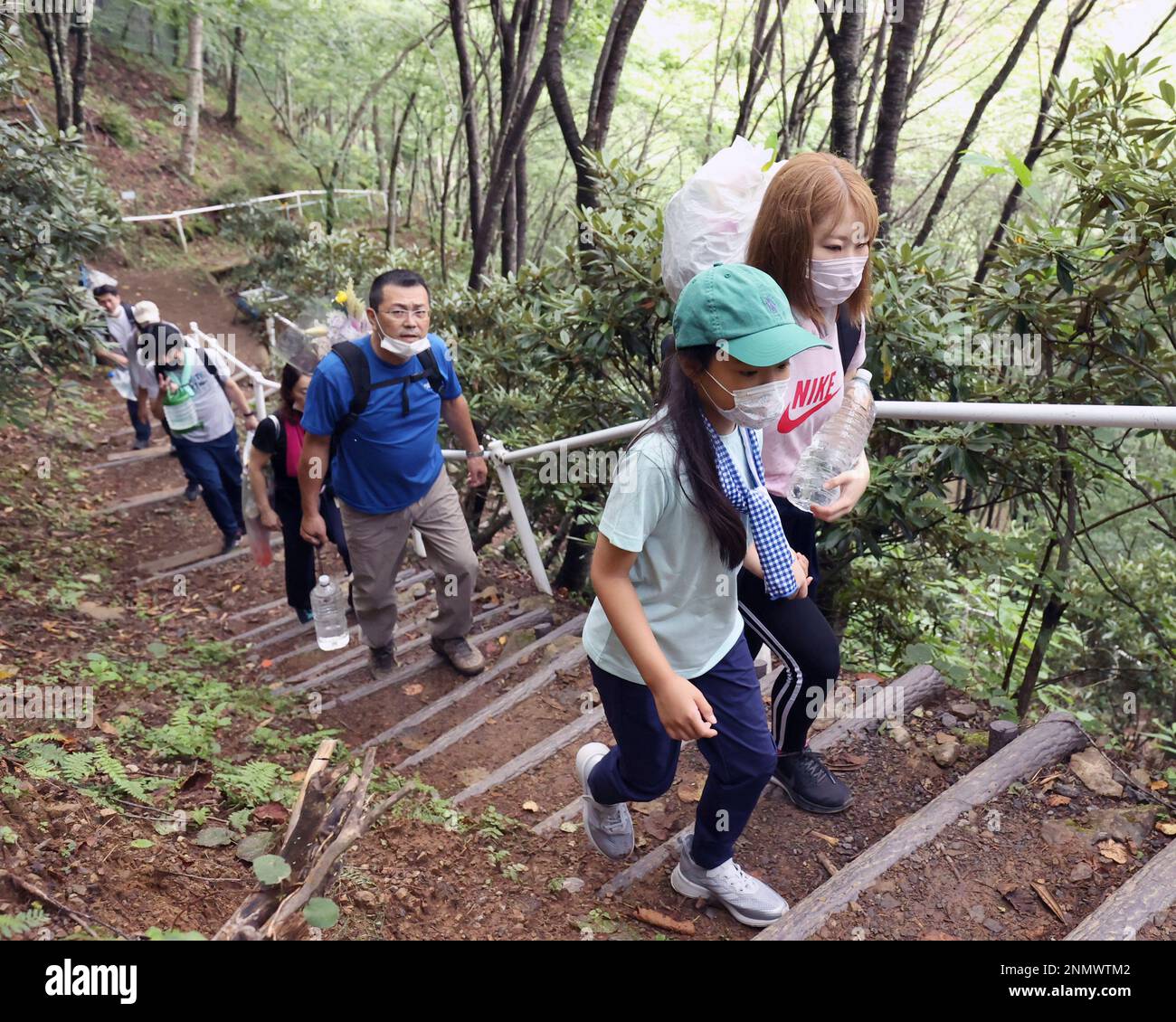 Bereaved family and relatives climb Mt. Osutaka to pray for the victims ...