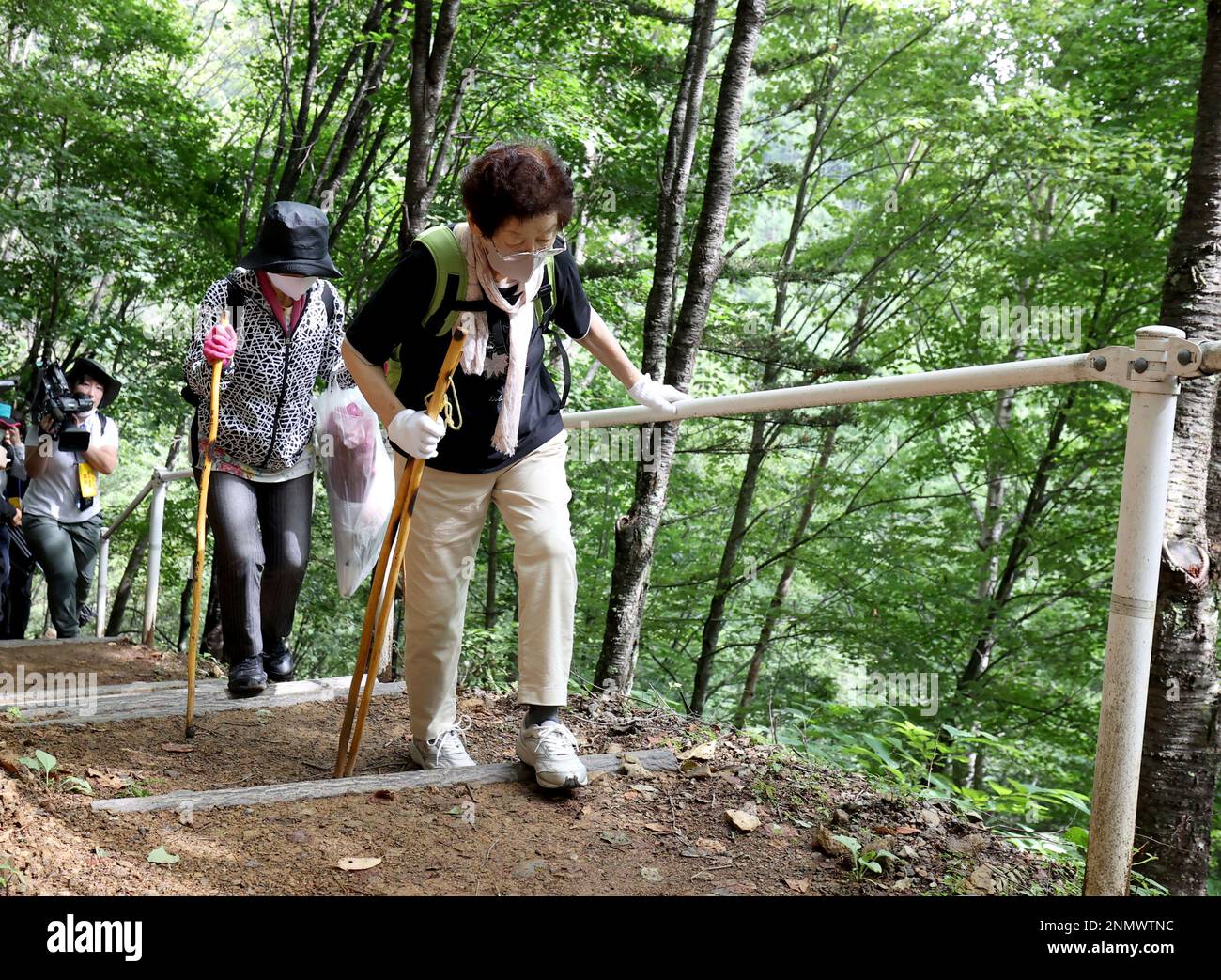 Bereaved family and relatives climb Mt. Osutaka to pray for the victims ...