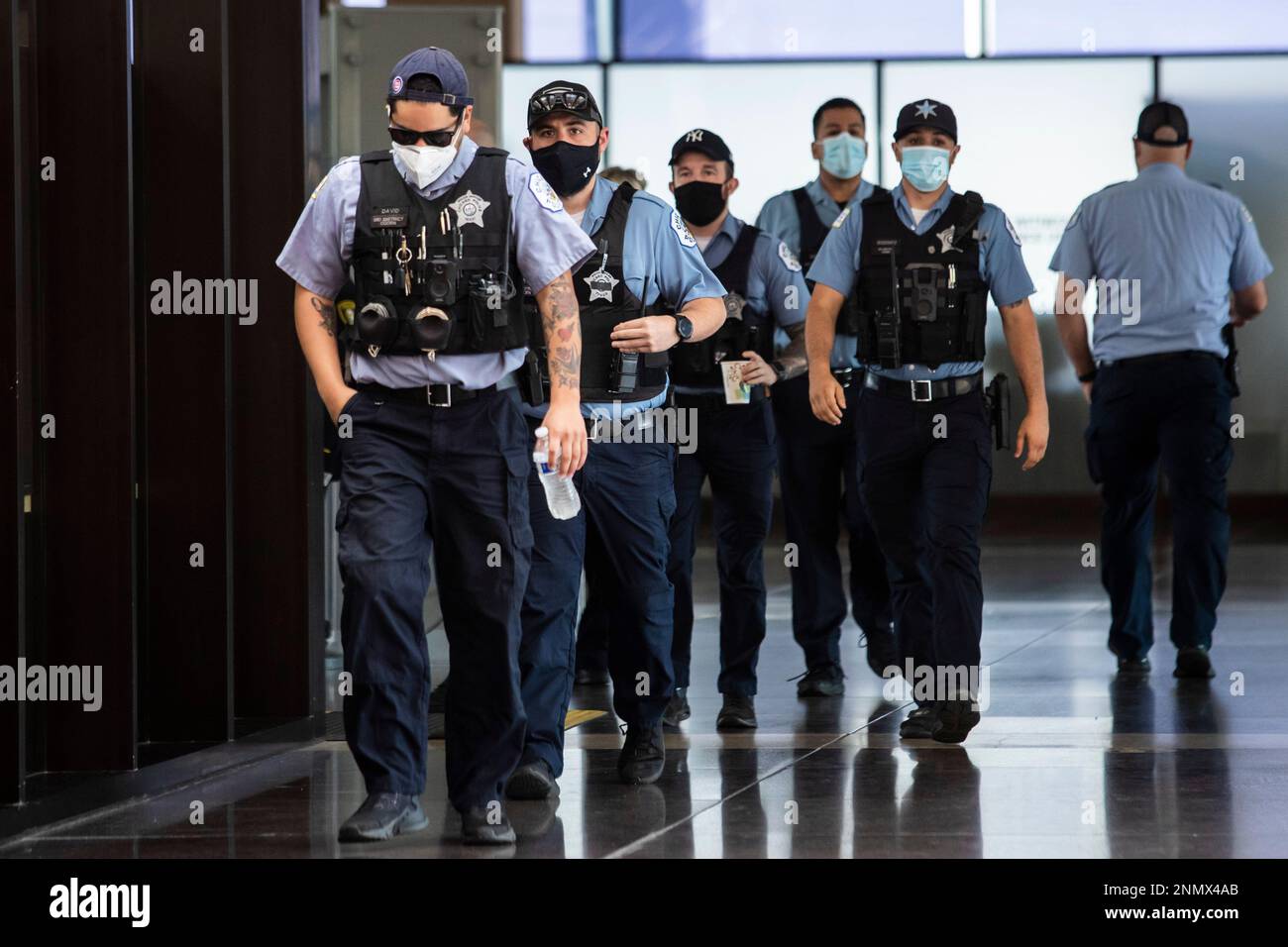 Chicago police officers walk into the Leighton Criminal Courthouse to ...