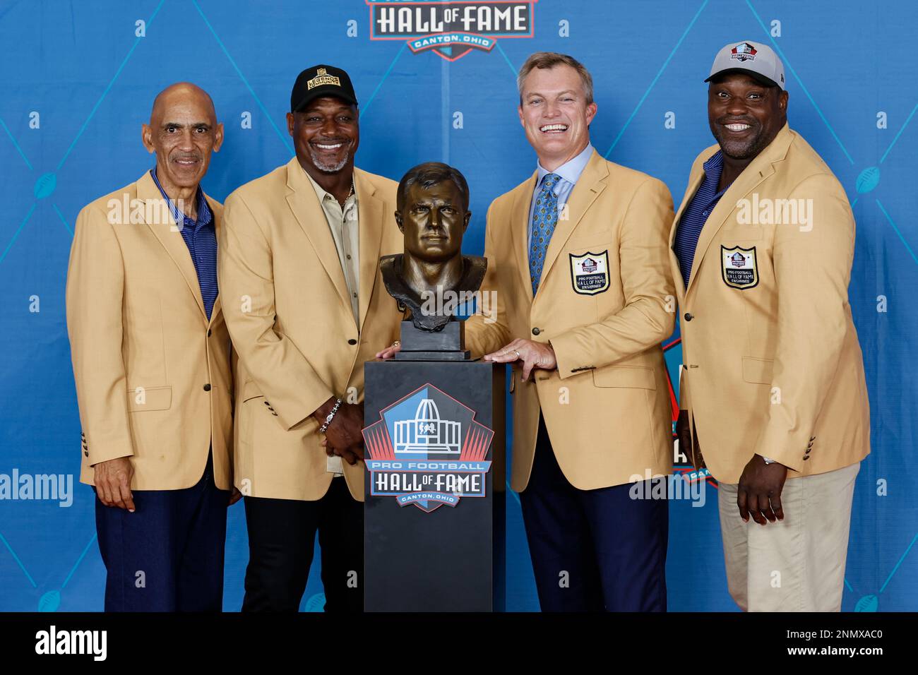 Tony Dungy, left to right, Derrick Brooks, John Lynch and Warren Sapp pose with the bust during ...
