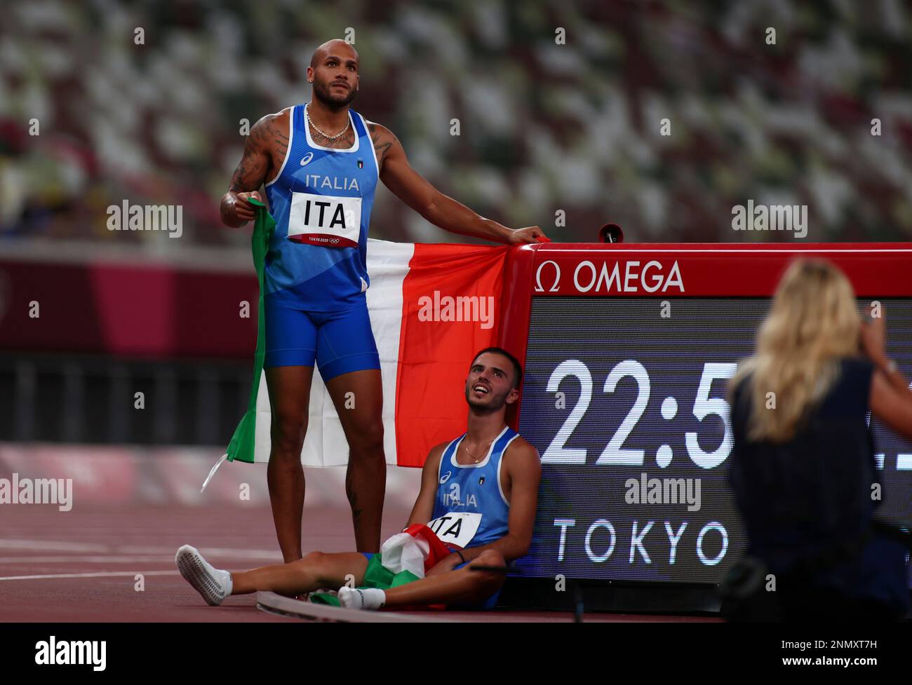 Italy's athletes celebrate after winning the Men's 4 x 100m Relay Final ...