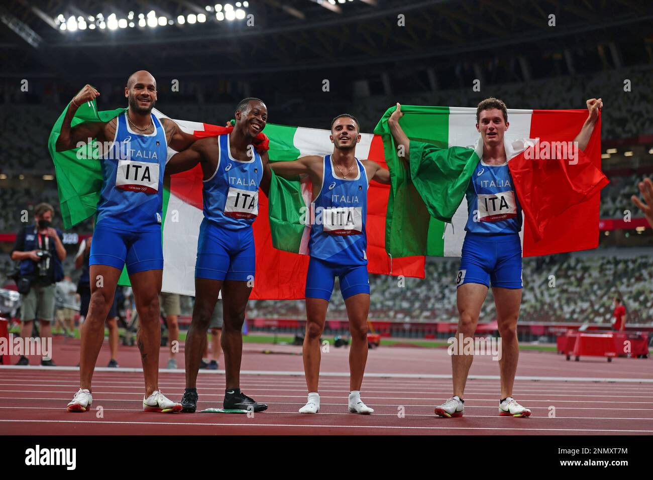 Italy's athletes celebrate after winning the Men's 4 x 100m Relay Final ...