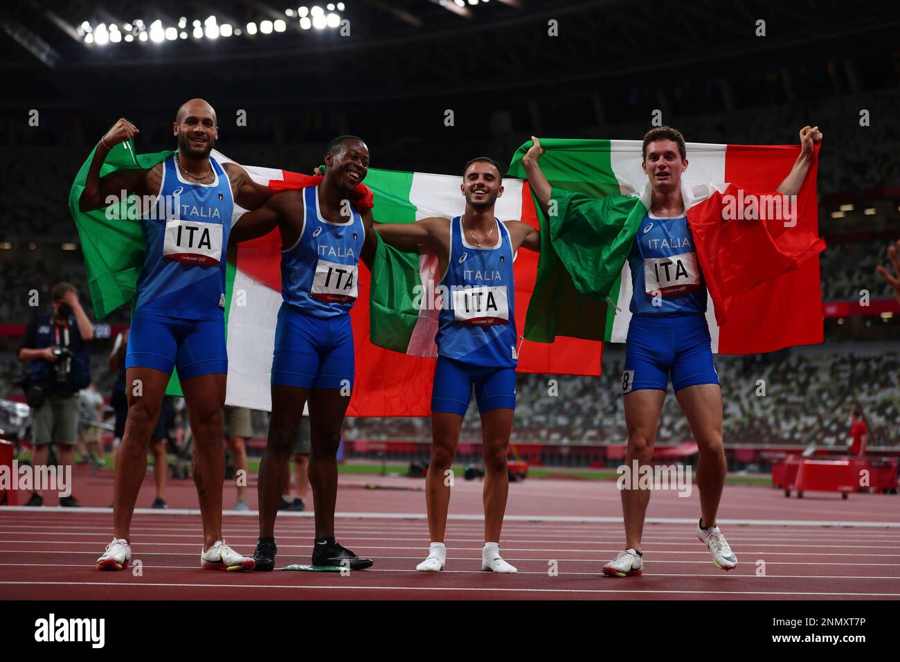 Italy's athletes celebrate after winning the Men's 4 x 100m Relay Final ...