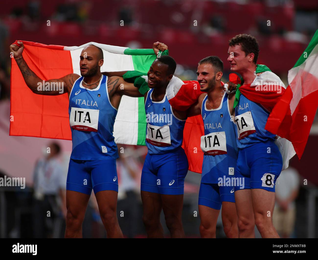Italy's athletes celebrate after winning the Men's 4 x 100m Relay Final ...