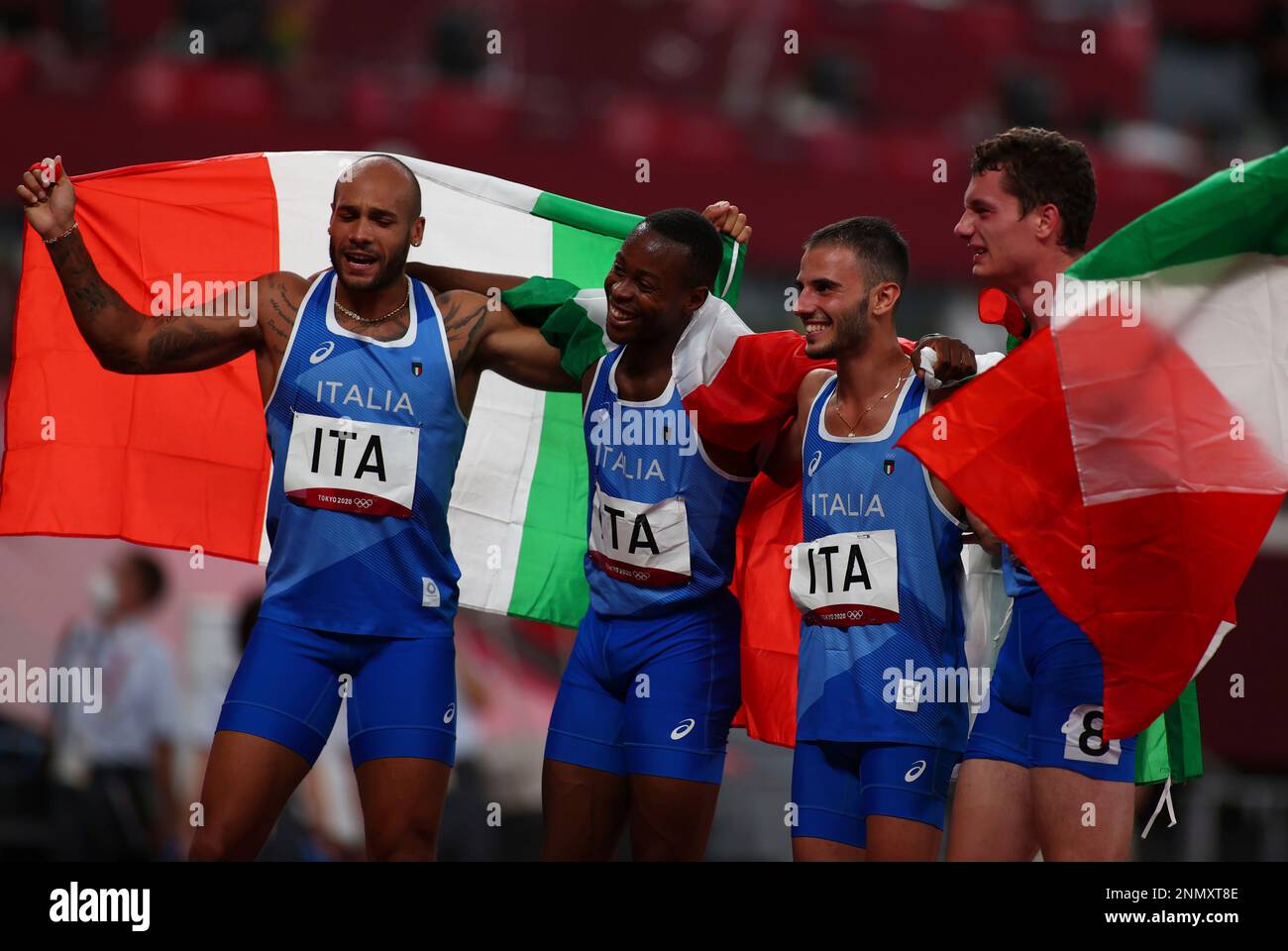 Italy's athletes celebrate after winning the Men's 4 x 100m Relay Final ...
