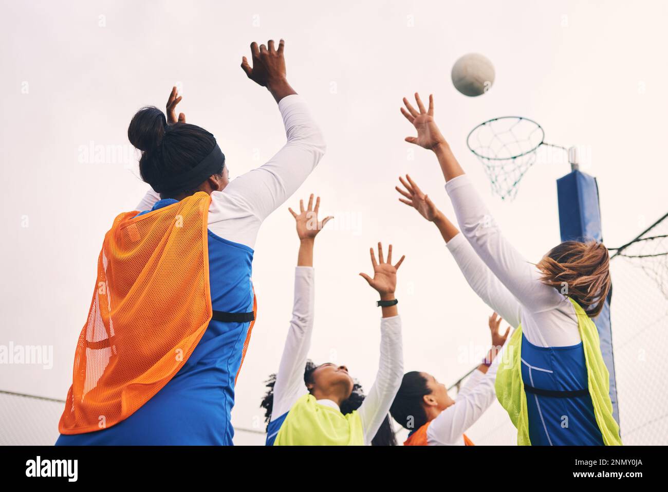 Netball girls playing sport hi-res stock photography and images - Alamy