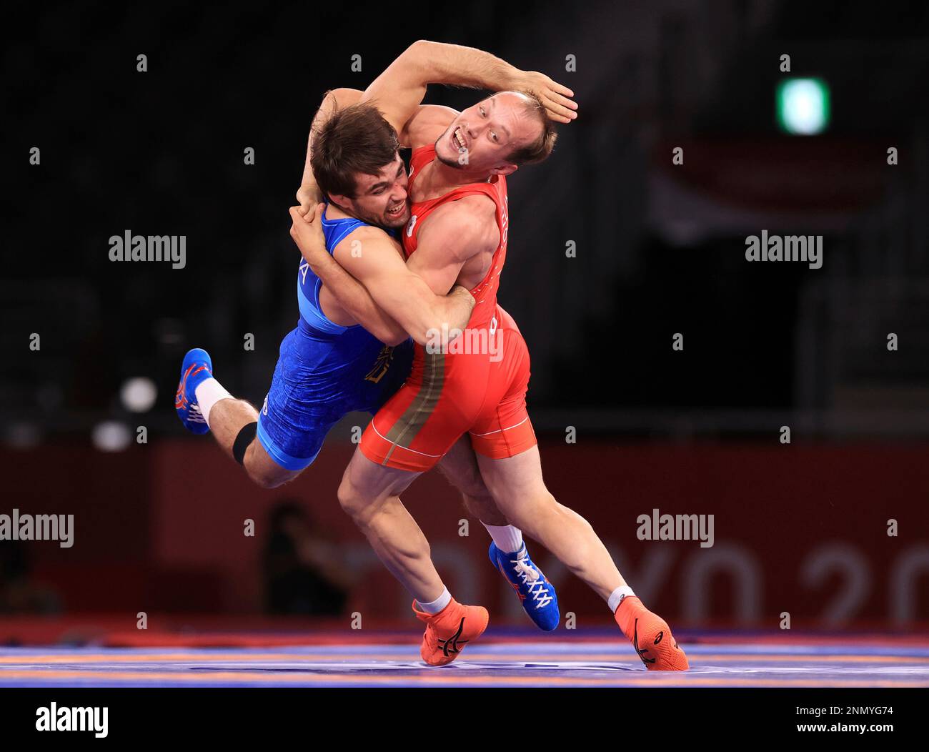 ROC's EMELIN Sergey (red) and Republic of Moldova's CIOBANU Victor ...