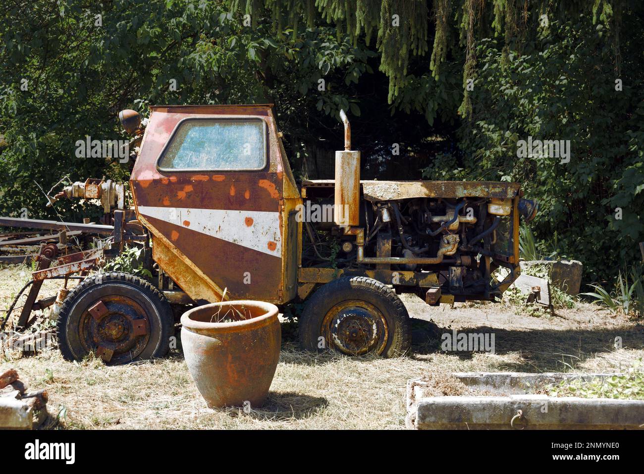 Old rusty tractor Stock Photo - Alamy