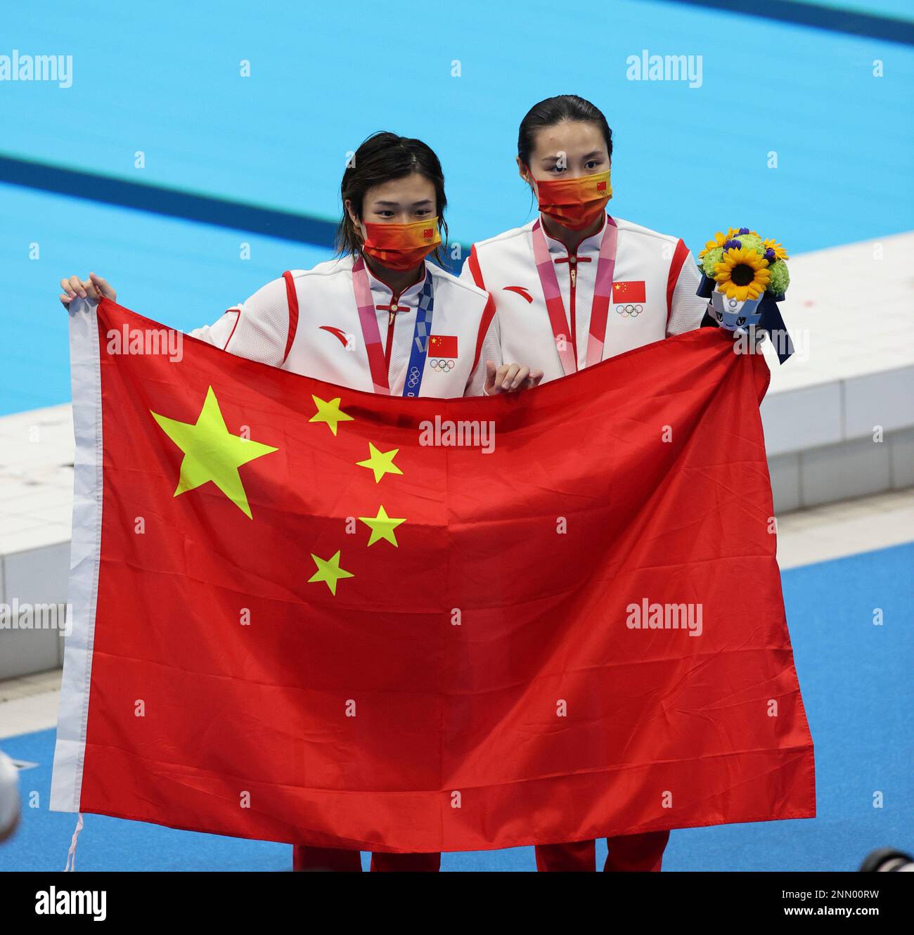 China's SHI Tingmao(L) holds China's national flag withWANG Han after ...