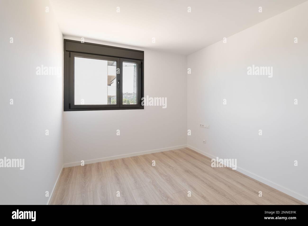 Small empty room without furniture. The floor is new light wood ...