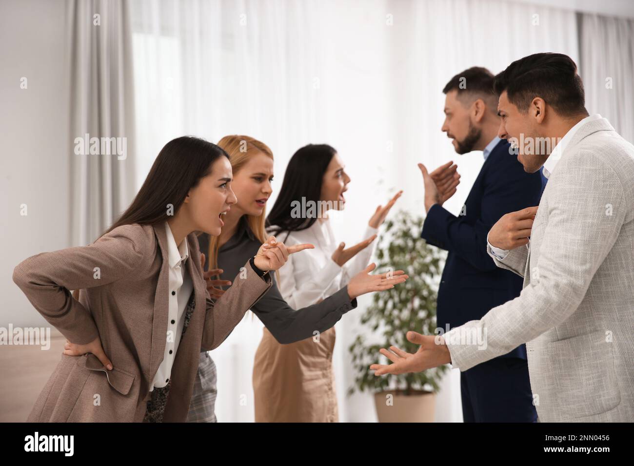 Group office disagreement hi-res stock photography and images - Alamy