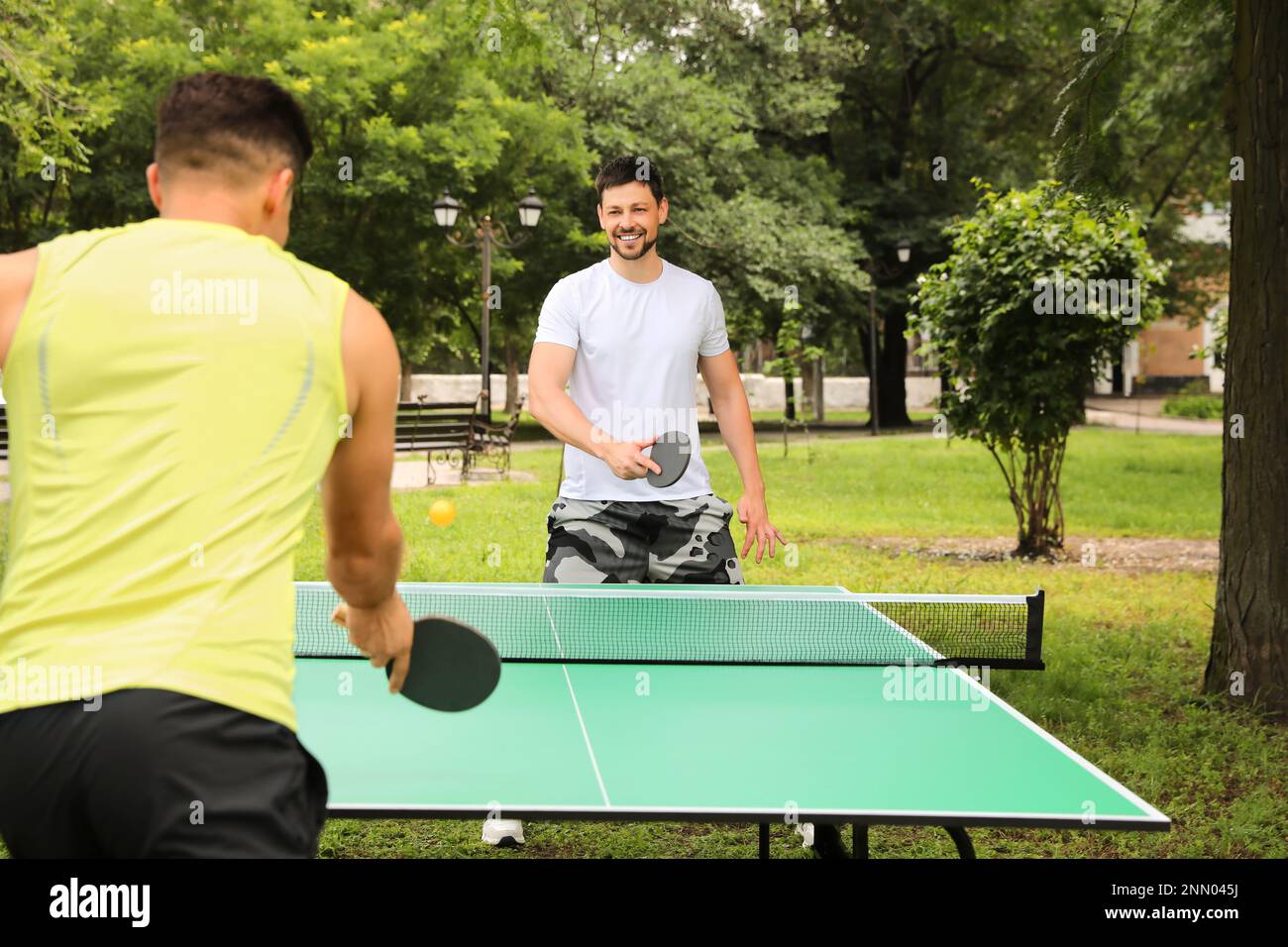 Men playing ping pong hi-res stock photography and images - Alamy
