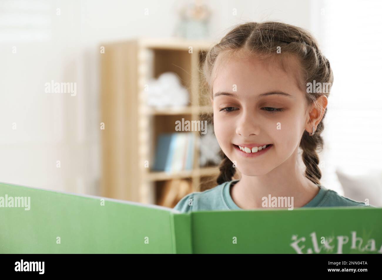 Tween girl reading book hi-res stock photography and images - Alamy
