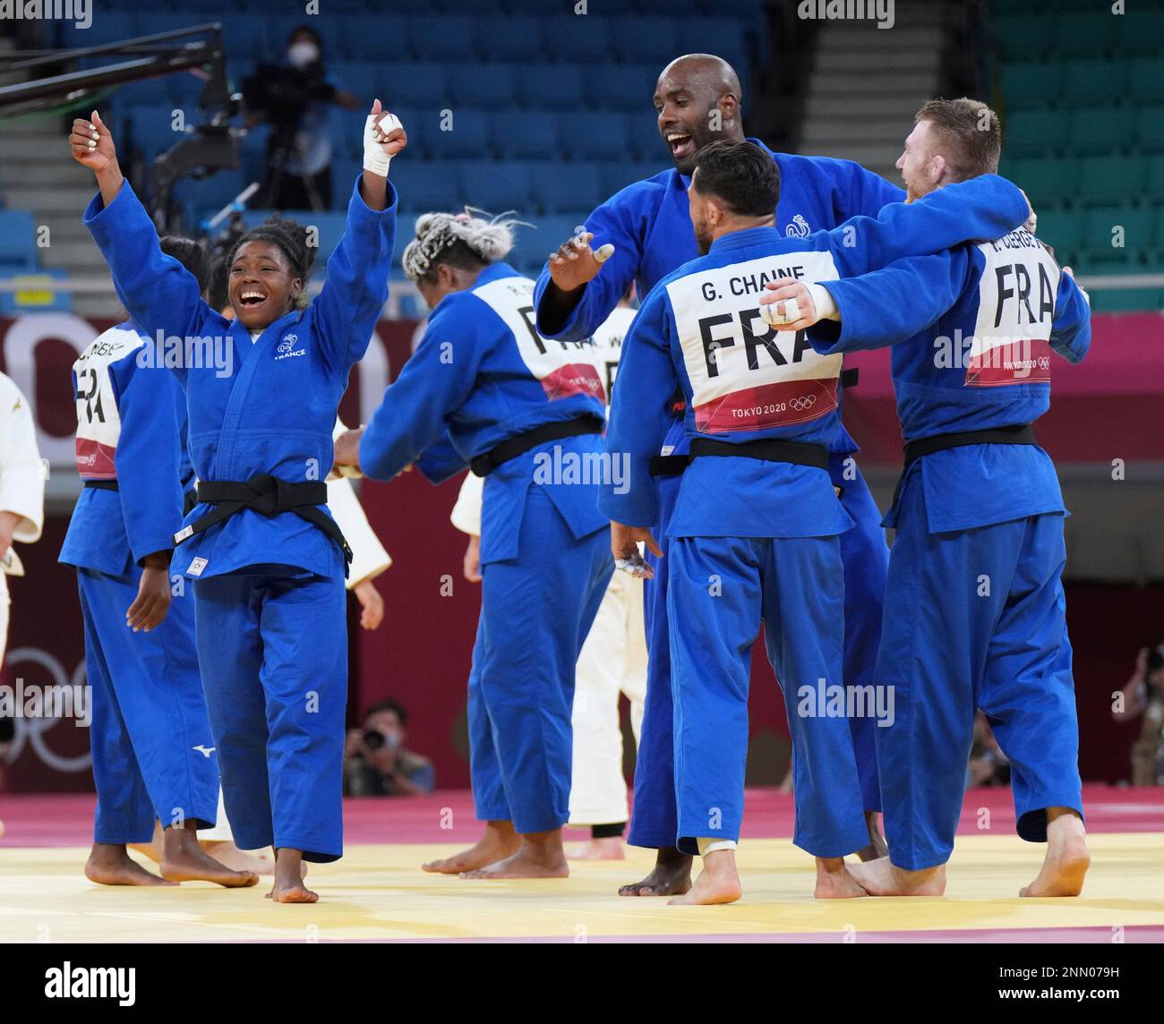 Members of France celebrate after winning Judo mixed team final match ...