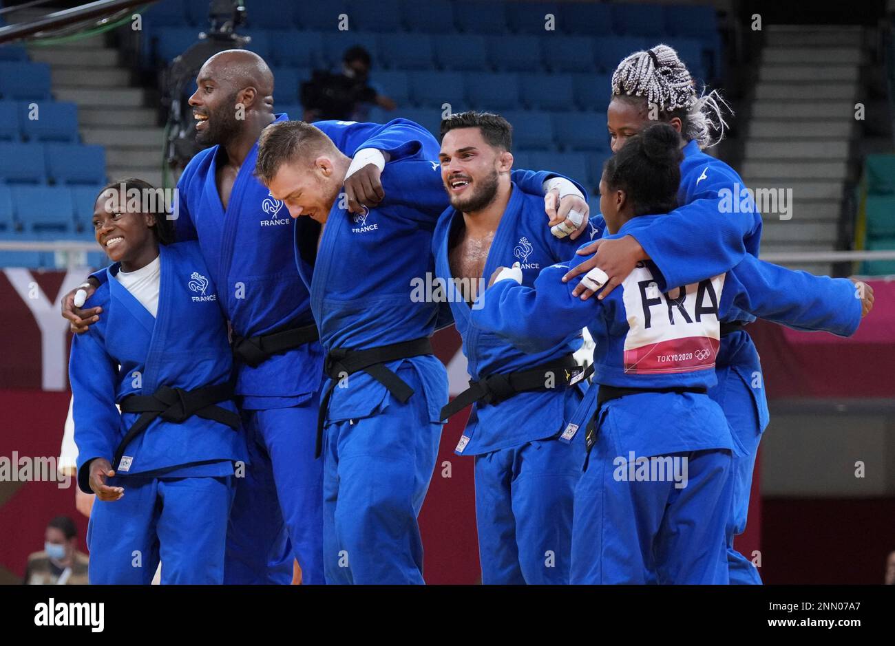 Members of France celebrate after winning Judo mixed team final match ...