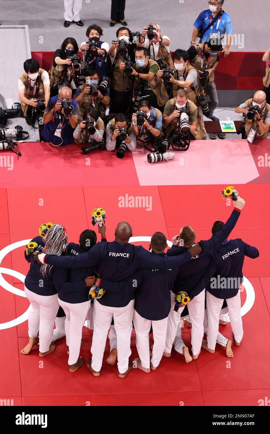 Members of France celebrate after winning Judo mixed team final match ...