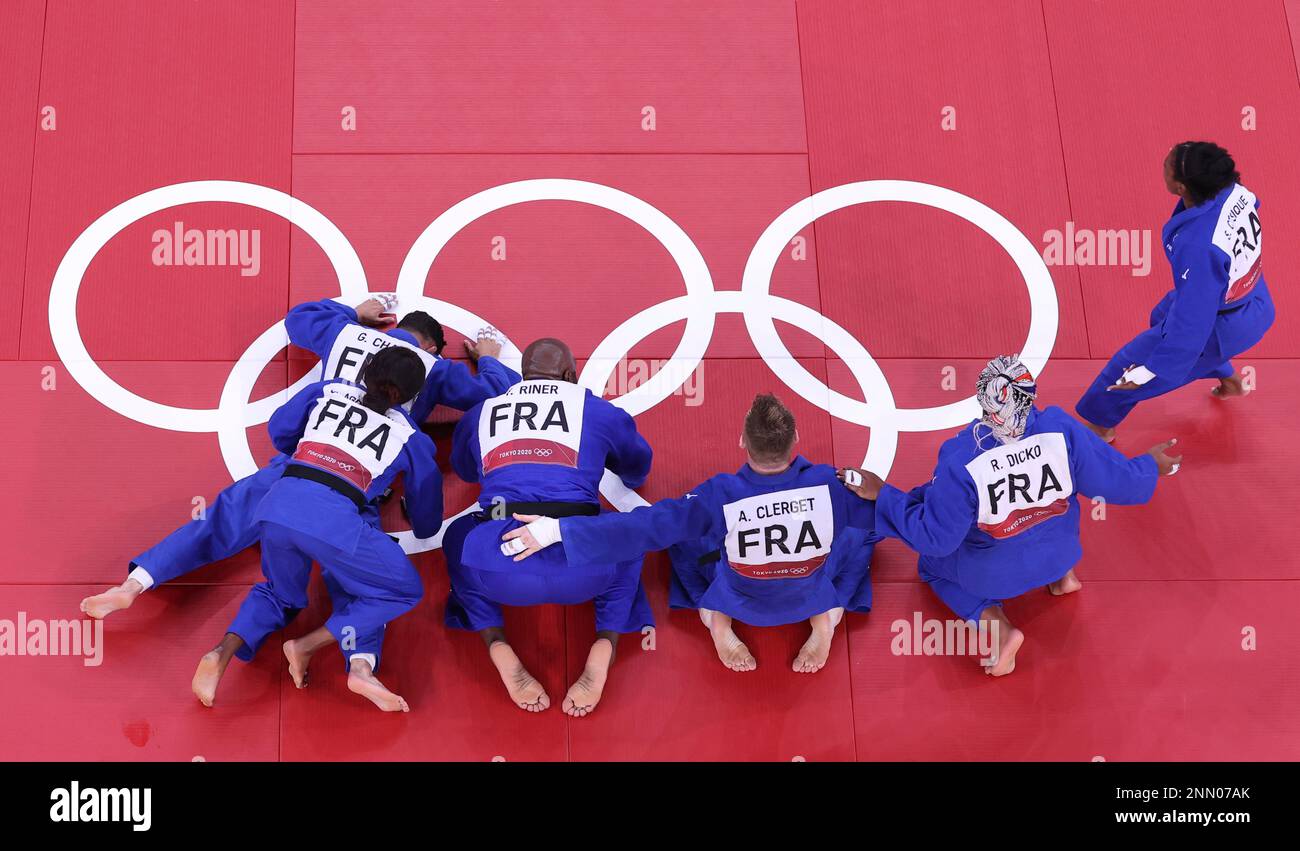 Members of France celebrate after winning Judo mixed team final match ...