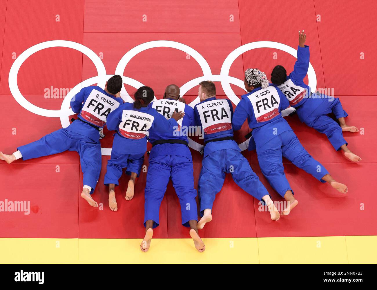 Members of France celebrate after winning Judo mixed team final match ...