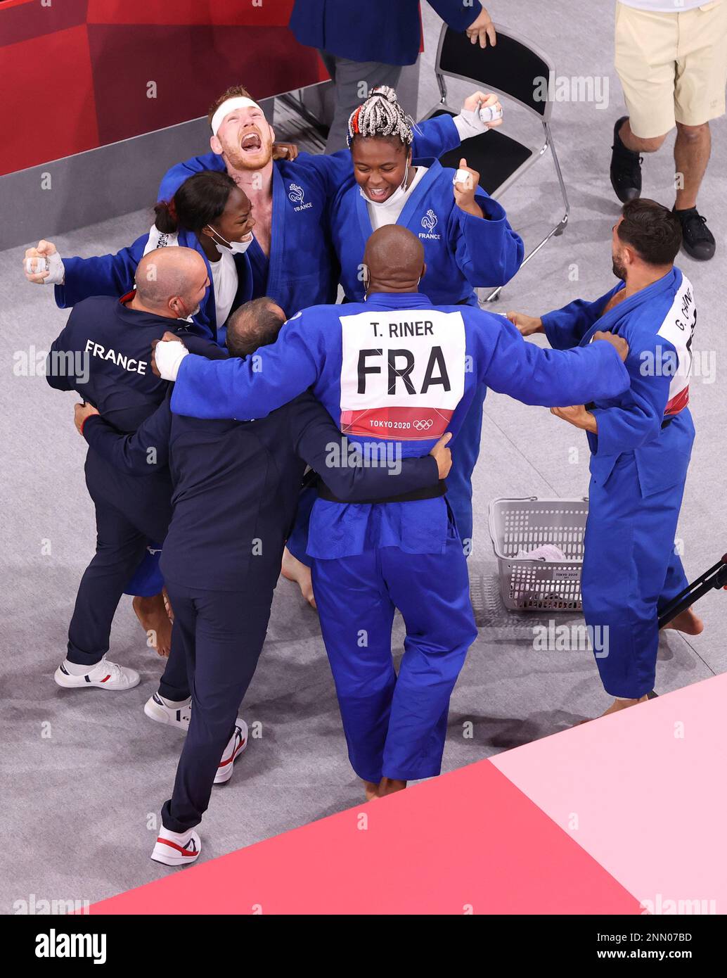 Members of France celebrate after winning Judo mixed team final match ...